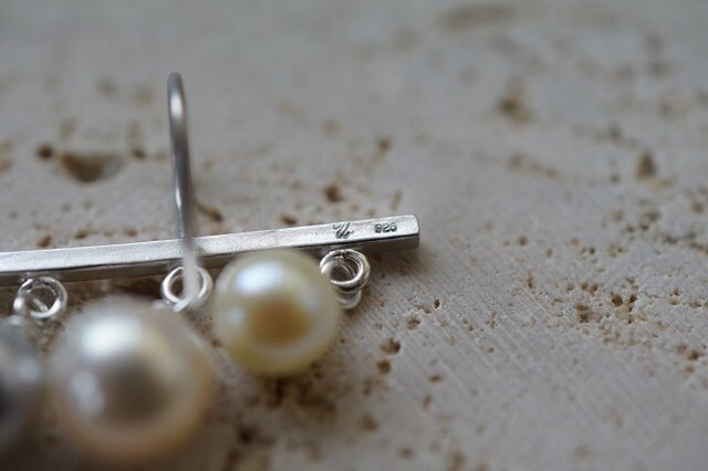 【seasons】パールのかけらピアス②yellow×gray | iichi ハンドメイド・クラフト作品・手仕事品の通販