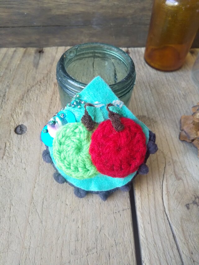 リンゴのキラキラコサージュ | iichi ハンドメイド・クラフト作品・手仕事品の通販