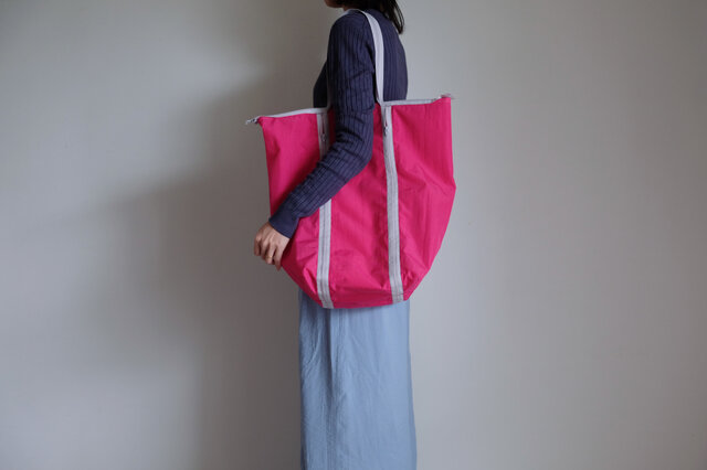 ジップポケットジップトートバッグ /ナイロン オックス【ビビッドピンク】/ zip pocket zip tote bag | iichi 日々の暮らしを心地よくするハンドメイドやアンティーク ...