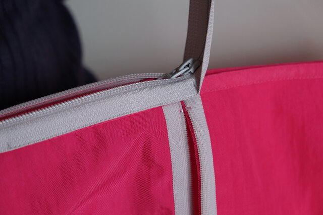 ジップポケットジップトートバッグ /ナイロン オックス【ビビッドピンク】/ zip pocket zip tote bag | iichi 日々の暮らしを心地よくするハンドメイドやアンティーク ...