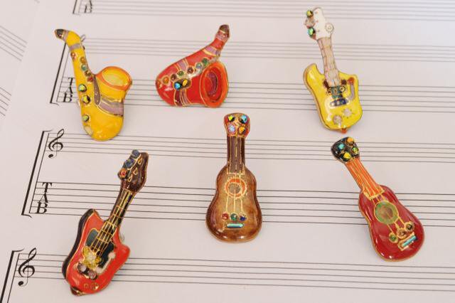 ギター（赤）の七宝焼ピンブローチ（ピンバッジ）【受注制作】 | iichi ハンドメイド・クラフト作品・手仕事品の通販