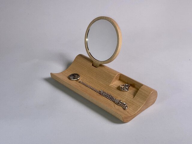 デコ・アクセサリーロング(取り外すと手鏡になるミラーとアクセサリーを使いながら飾る木製スタンドトレー、メープル材) | iichi ハンドメイド・クラフト作品・手仕事品の通販