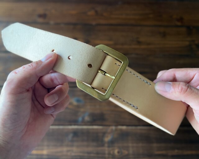 【ヌメ革/サドルレザー Octagon Belt シングルピン 生成り】 | iichi ハンドメイド・クラフト作品・手仕事品の通販