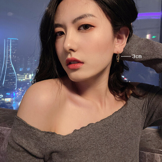 フープピアス ツイスト 18金 コーティング 金属アレルギー対応 ゴールド シルバー シンプル ひねり ピアス フープ メタル | iichi ハンドメイド・クラフト作品・手仕事品の通販