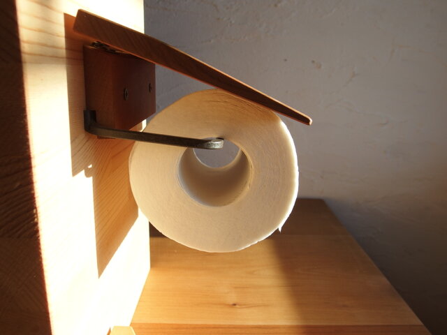 木と鉄 トイレットペーパーホルダー | iichi 日々の暮らしを心地よくするハンドメイドやアンティークのマーケットプレイス