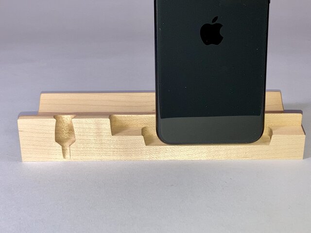 デコ・スマートホン(タテ、ヨコに置けるスマホスタンド+ペンスタンド+トレー、使いながら飾る木製スタンドトレー、樺材) | iichi ハンドメイド・クラフト作品・手仕事品の通販
