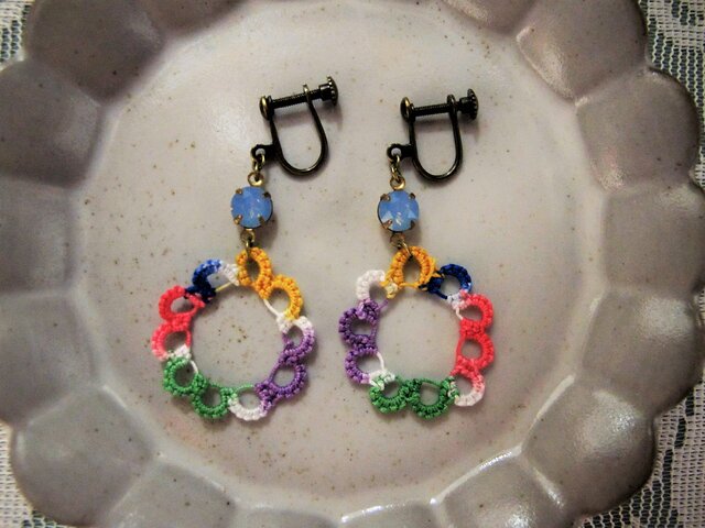 タティングレースのイヤリング ミックスカラーと空色ガラスストーン | iichi ハンドメイド・クラフト作品・手仕事品の通販