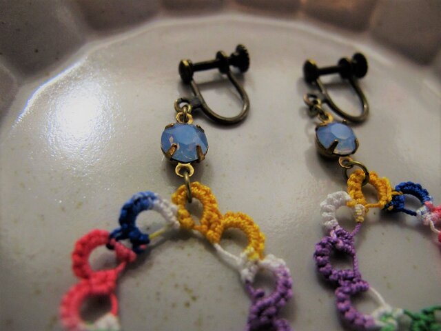 タティングレースのイヤリング ミックスカラーと空色ガラスストーン | iichi ハンドメイド・クラフト作品・手仕事品の通販