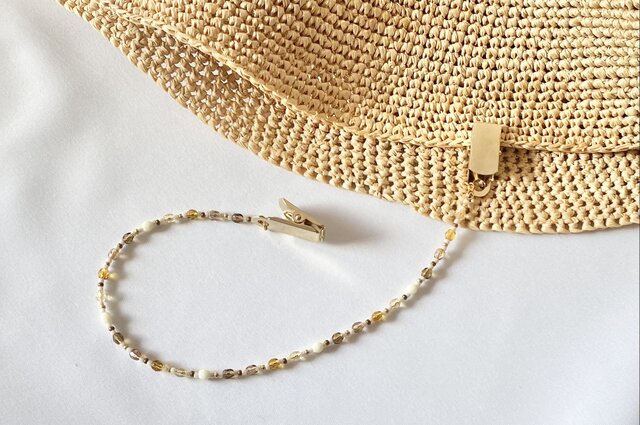 琥珀色のチェコビーズ 帽子クリップ（ハットクリップ）／ストールクリップ | iichi 日々の暮らしを心地よくするハンドメイドやアンティークのマーケットプレイス