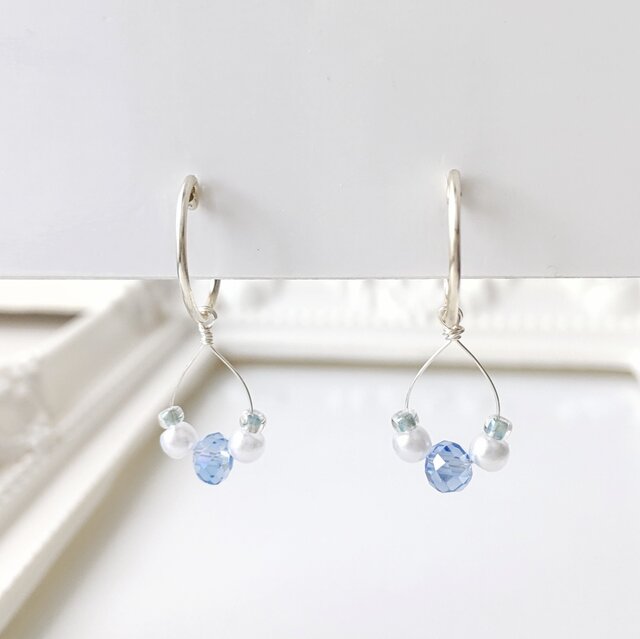 〈痛くない〉～フェイクピアス～ライトブルーガラス＆パールのフープイヤリング・ノンホールピアス(両耳用)(調節可能) | iichi ハンドメイド・クラフト作品・手仕事品の通販