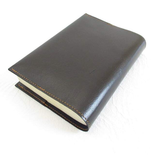 文庫本サイズ対応《ゴートスキン》一枚革のブックカバー・ブラック・0712 | iichi ハンドメイド・クラフト作品・手仕事品の通販