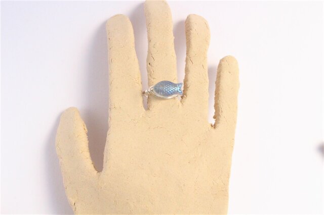 ちっちゃな お魚さんの Wire Ring | iichi 日々の暮らしを心地よくするハンドメイドやアンティークのマーケットプレイス
