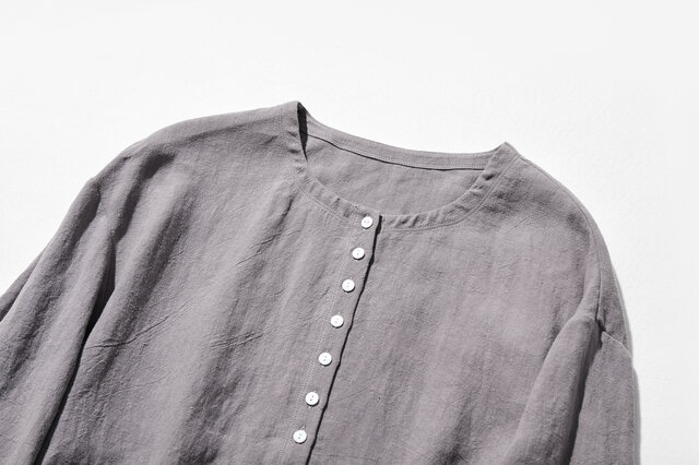 毎日のコーデに取り入れやすいリネン100％ ノーカラー カーディガン 230506-1 | iichi 日々の暮らしを心地よくするハンドメイドやアンティークのマーケットプレイス
