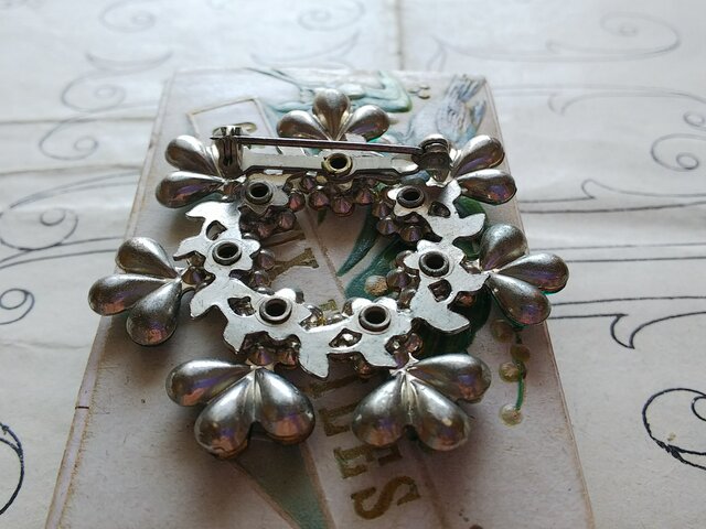 ヴィンテージ エメラルド･クリスタルflower アンティークSilverブローチ（50㎜） | iichi ハンドメイド・クラフト作品・手仕事品の通販