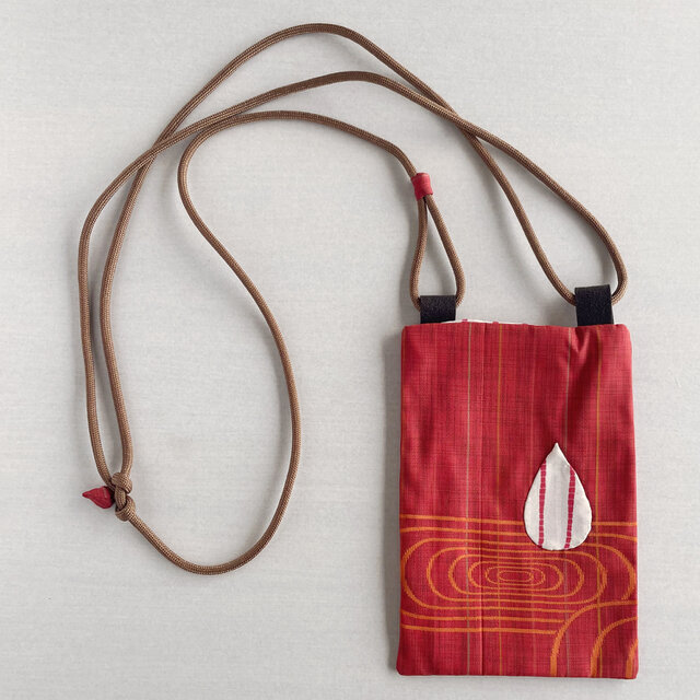 【1点もの】着物地のミニサコッシュ -絹着物地 朱色, しずくのアップリケ（ヴィンテージ） CRB180 | iichi ハンドメイド・クラフト作品・手仕事品の通販