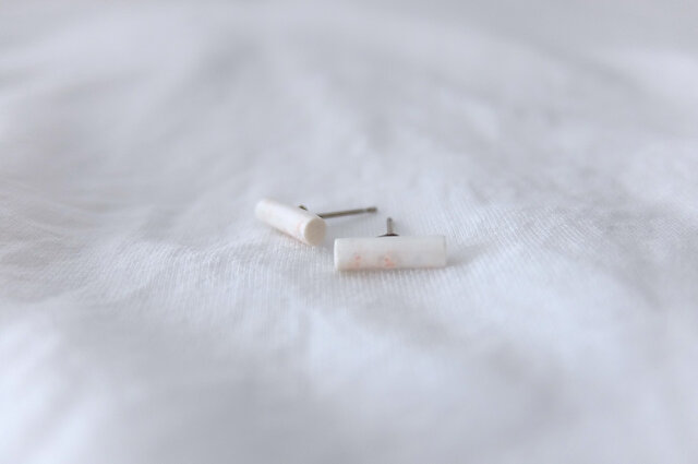 ピアス tige white | iichi 日々の暮らしを心地よくするハンドメイドやアンティークのマーケットプレイス