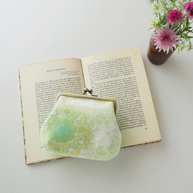 ヴィンテージ生地のがまぐちポーチ / 山吹 petit (vf-ymb) | iichi ハンドメイド・クラフト作品・手仕事品の通販