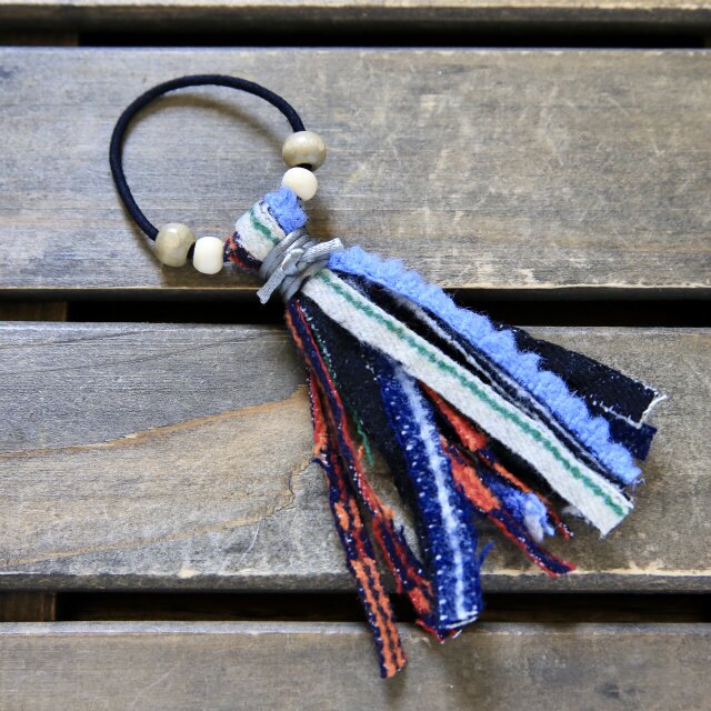 裂き布ヤーンのゴム飾り | iichi 日々の暮らしを心地よくするハンドメイドやアンティークのマーケットプレイス