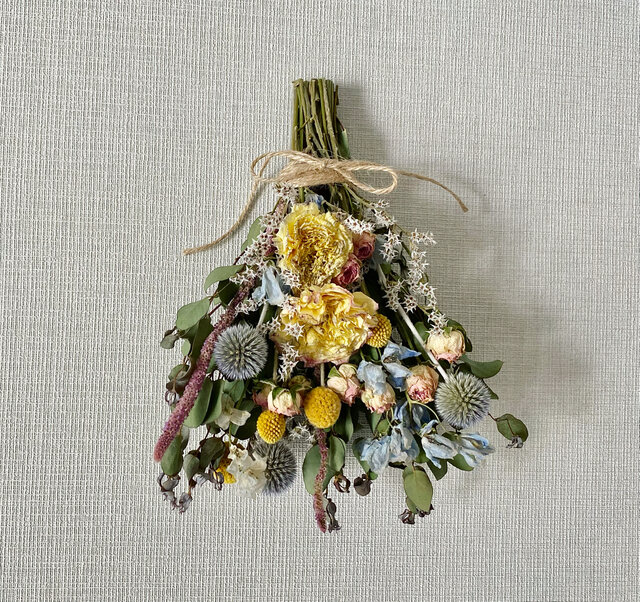 ラナンキュラスと小花のスワッグ | iichi 日々の暮らしを心地よくするハンドメイドやアンティークのマーケットプレイス