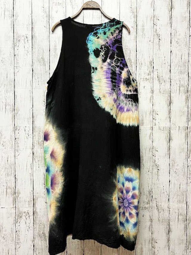 タイダイ染め 新型ノースリーブワンピース ブラックビューティ 幻想的な碧翠色の大曼荼羅 HD19-47 | iichi 日々の暮らしを心地よくするハンドメイドやアンティークのマーケットプレイス