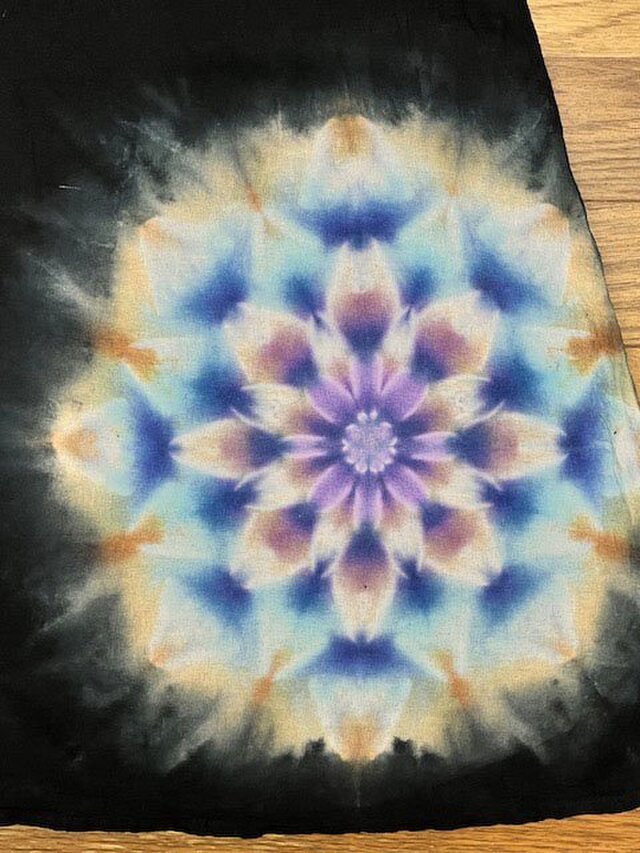 タイダイ染め 新型ノースリーブワンピース ブラックビューティ 幻想的な碧翠色の大曼荼羅 HD19-47 | iichi 日々の暮らしを心地よくするハンドメイドやアンティークのマーケットプレイス