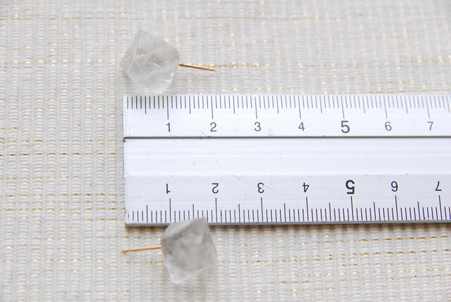 フローライト結晶のスタッドピアス 透明の黄緑14kgf | iichi ハンドメイド・クラフト作品・手仕事品の通販