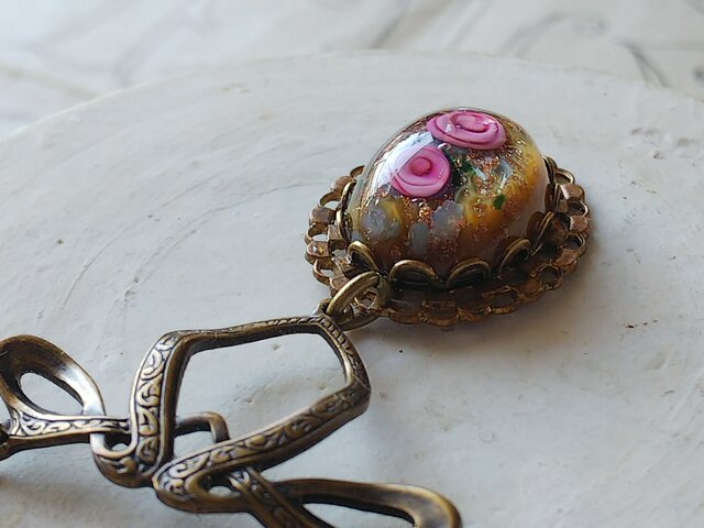 ヴィンテージ Pink薔薇／Gold･Gray-Brown クラシカルデザインネックレス | iichi ハンドメイド・クラフト作品・手仕事品の通販