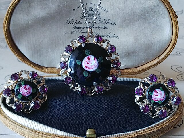 ヴィンテージ エナメル薔薇（漆黒･アメジスト）ネックレス&イヤリング Set | iichi ハンドメイド・クラフト作品・手仕事品の通販