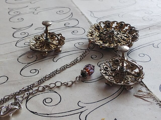 ヴィンテージ エナメル薔薇（漆黒･アメジスト）ネックレス&イヤリング Set | iichi ハンドメイド・クラフト作品・手仕事品の通販