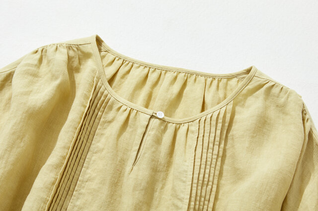 涼しげな大人可愛いピンタック入りブラウス リネン100％ 明るく淡い黄色 230505-2 | iichi 日々の暮らしを心地よくするハンドメイドやアンティークのマーケットプレイス