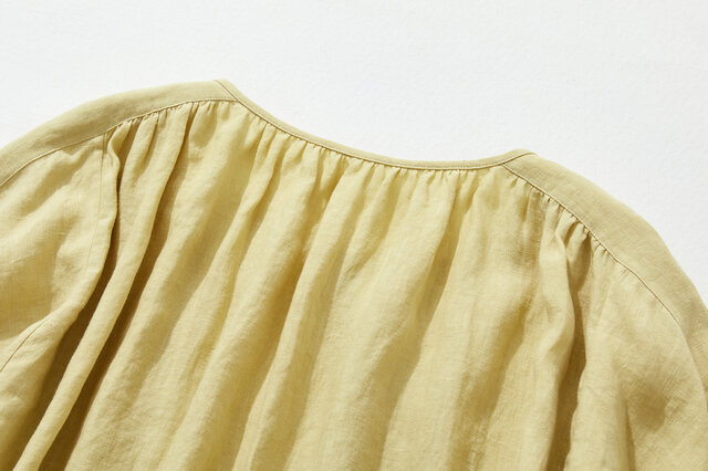 涼しげな大人可愛いピンタック入りブラウス リネン100％ 明るく淡い黄色 230505-2 | iichi 日々の暮らしを心地よくするハンドメイドやアンティークのマーケットプレイス