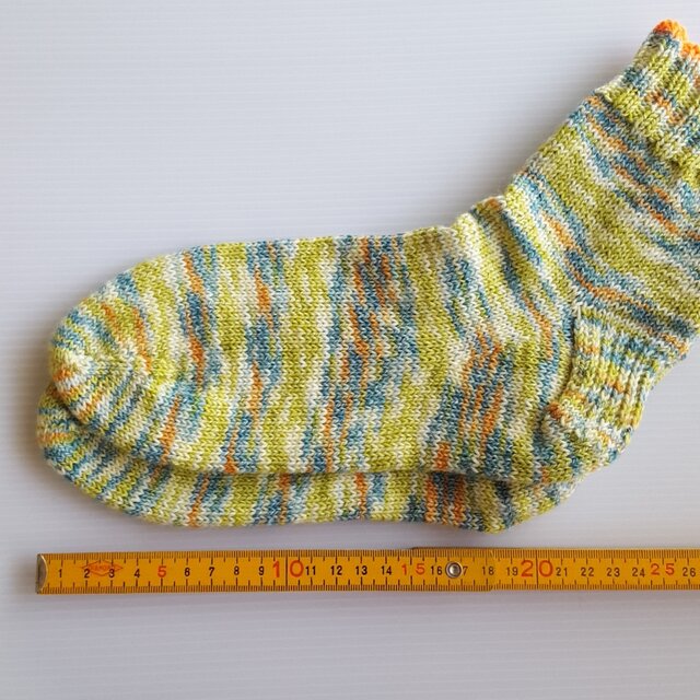 ウールの手編み靴下/やや大きめ「若草物語」 | iichi 日々の暮らしを心地よくするハンドメイドやアンティークのマーケットプレイス