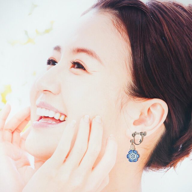 チェコフラワーのバイカラーイヤリング＊B&W | iichi 日々の暮らしを心地よくするハンドメイドやアンティークのマーケットプレイス