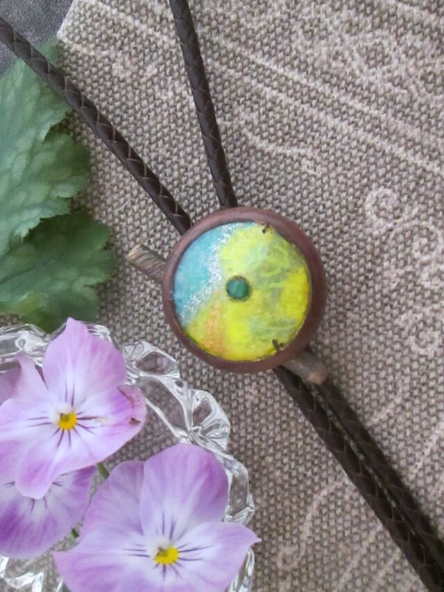 ループタイ Sサイズ 紐の長さ95cm 品名:菜の花畑の色 | iichi ハンドメイド・クラフト作品・手仕事品の通販