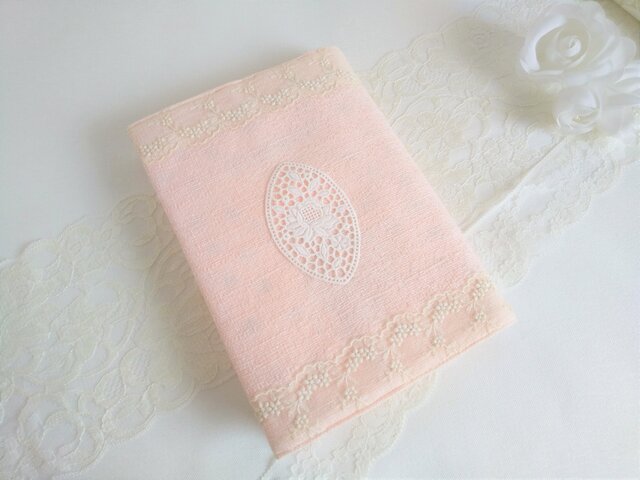 可愛いレースを飾ったブックカバー（ピンク） | iichi ハンドメイド・クラフト作品・手仕事品の通販