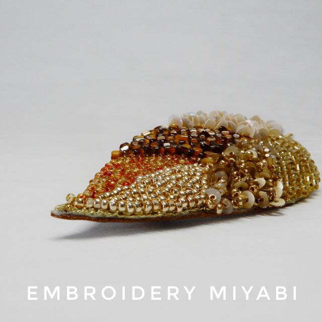 葉っぱのビーズ刺繍ブローチ gold&brown (リュネビル刺繍) | iichi ハンドメイド・クラフト作品・手仕事品の通販