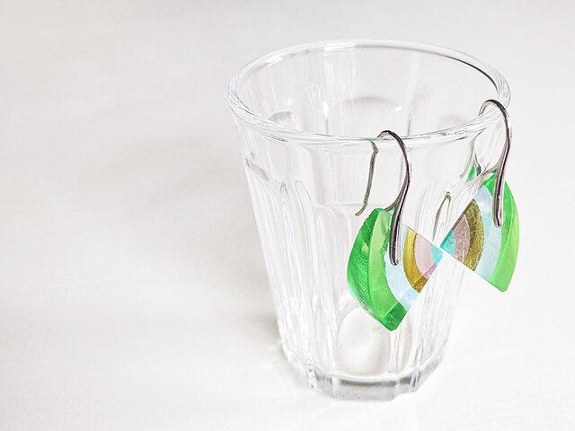 透かしガラスのピアス pia-105 | iichi 日々の暮らしを心地よくするハンドメイドやアンティークのマーケットプレイス