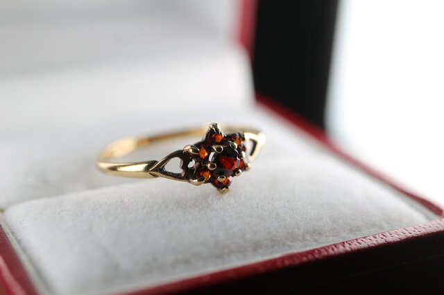 英国 イギリス 1984年 ビンテージ ゴールド リング 指輪 レディース 天然 ガーネット 純金率 375 J83 | iichi ハンドメイド・クラフト作品・手仕事品の通販