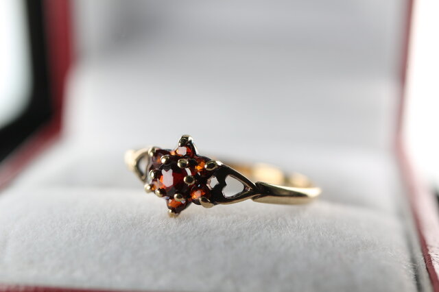 英国 イギリス 1984年 ビンテージ ゴールド リング 指輪 レディース 天然 ガーネット 純金率 375 J83 | iichi ハンドメイド・クラフト作品・手仕事品の通販