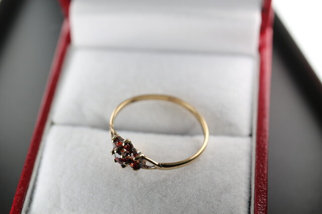 英国 イギリス 1984年 ビンテージ ゴールド リング 指輪 レディース 天然 ガーネット 純金率 375 J83 | iichi ハンドメイド・クラフト作品・手仕事品の通販