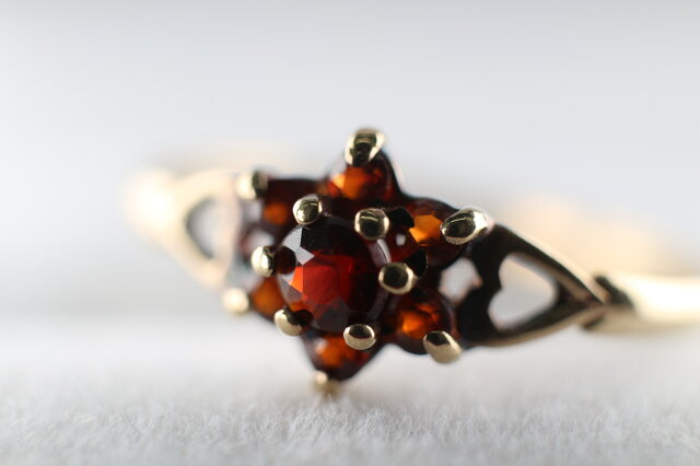 英国 イギリス 1984年 ビンテージ ゴールド リング 指輪 レディース 天然 ガーネット 純金率 375 J83 | iichi ハンドメイド・クラフト作品・手仕事品の通販