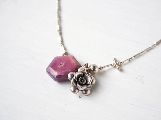 -Ruby・Flower- silver necklace | iichi 日々の暮らしを心地よくするハンドメイドやアンティークのマーケットプレイス