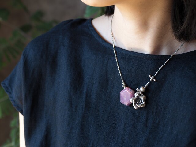 -Ruby・Flower- silver necklace | iichi 日々の暮らしを心地よくするハンドメイドやアンティークのマーケットプレイス