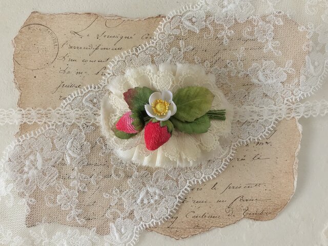 ドール用レースとイチゴのスモールヘッドドレス(MLフリー) | iichi 日々の暮らしを心地よくするハンドメイドやアンティークのマーケットプレイス