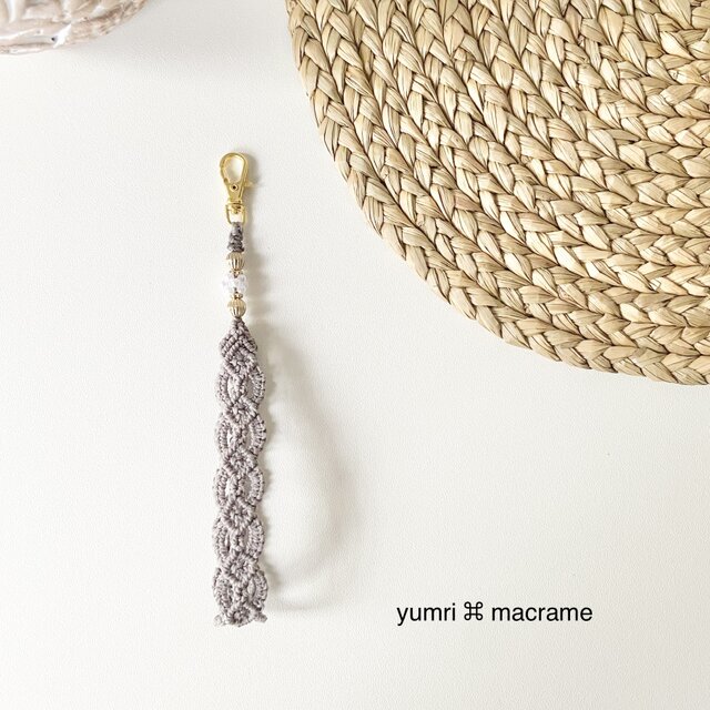 yumri ⌘ macrame パールビーズ玉マクラメレース ストラップ[デザインB]グレー | iichi 日々の暮らしを心地よくするハンドメイドやアンティークのマーケットプレイス
