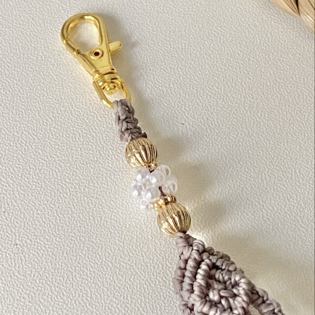 yumri ⌘ macrame パールビーズ玉マクラメレース ストラップ[デザインB]グレー | iichi 日々の暮らしを心地よくするハンドメイドやアンティークのマーケットプレイス