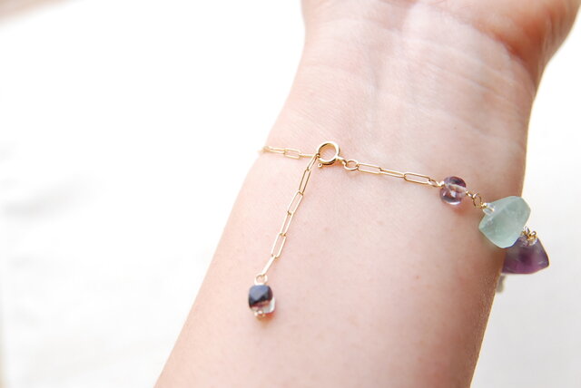 ラフロックフローライトの5石のブレスレット ストライプ14kgf | iichi ハンドメイド・クラフト作品・手仕事品の通販