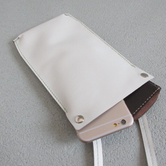 【アウトレットライン】よくばり3way♪《牛革》スマホショルダーポーチ・フラットタイプ・068 | iichi ハンドメイド・クラフト作品・手仕事品の通販