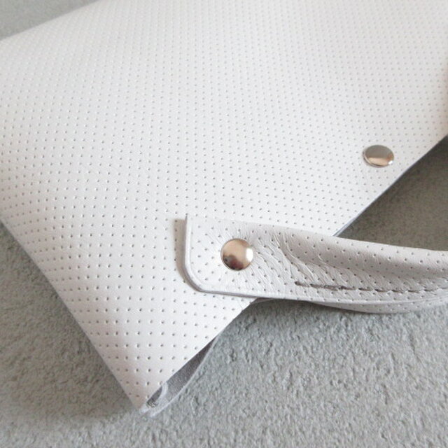 《牛革》便利で可愛い♪使って楽しい♪バッグインバッグ・パンチングホワイト・041 | iichi ハンドメイド・クラフト作品・手仕事品の通販