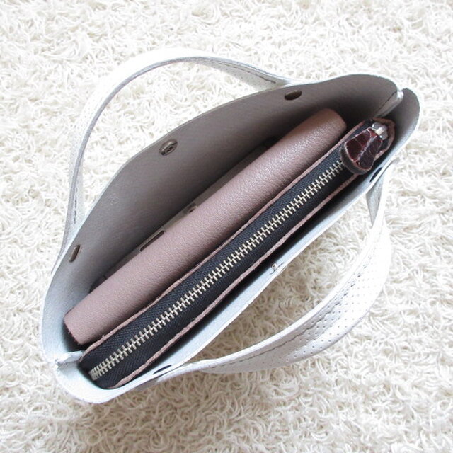 《牛革》便利で可愛い♪使って楽しい♪バッグインバッグ・パンチングホワイト・041 | iichi ハンドメイド・クラフト作品・手仕事品の通販